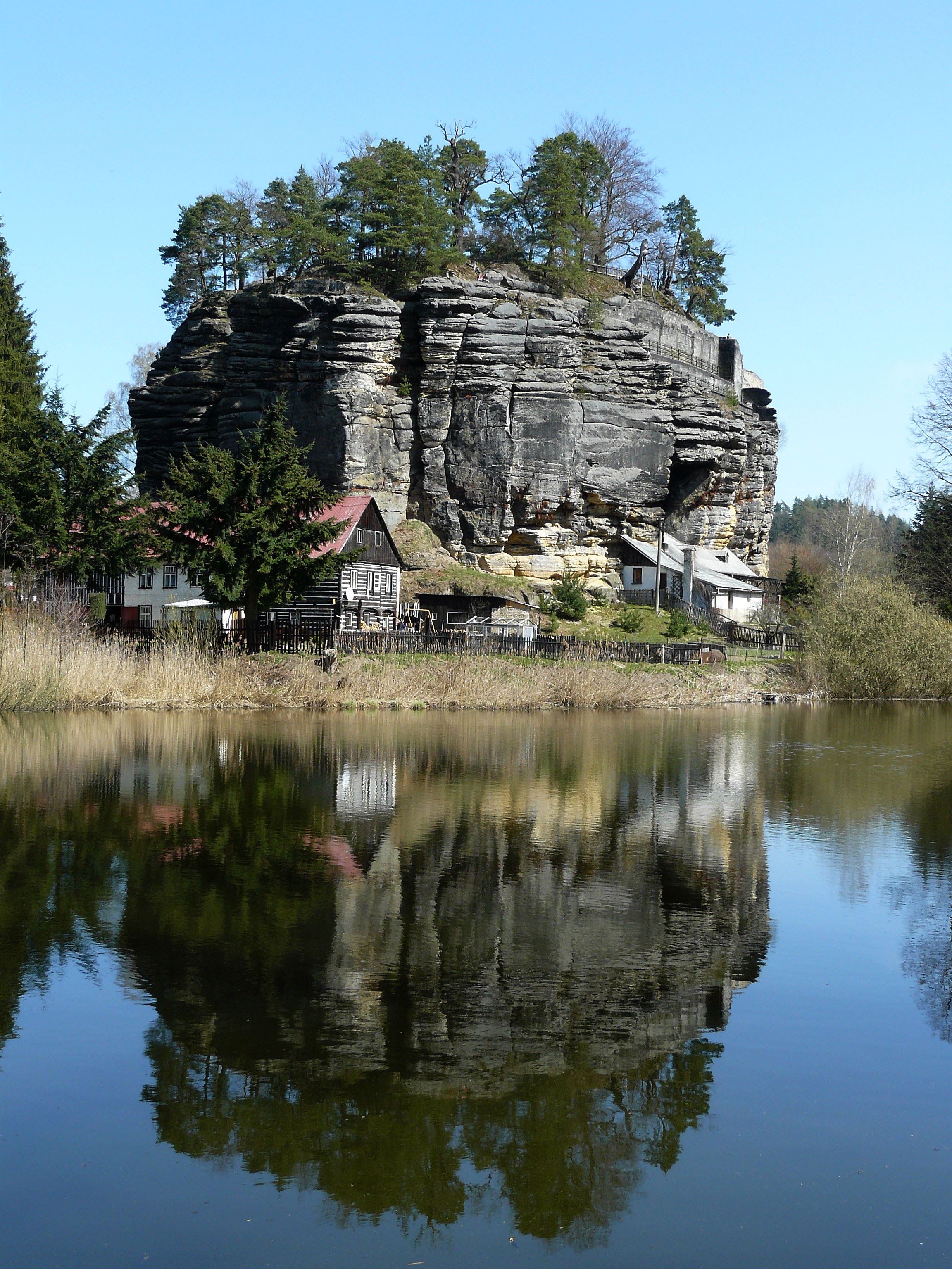 Skalní hrad a poustevna Sloup – tip na výlet | Vyletnik.cz